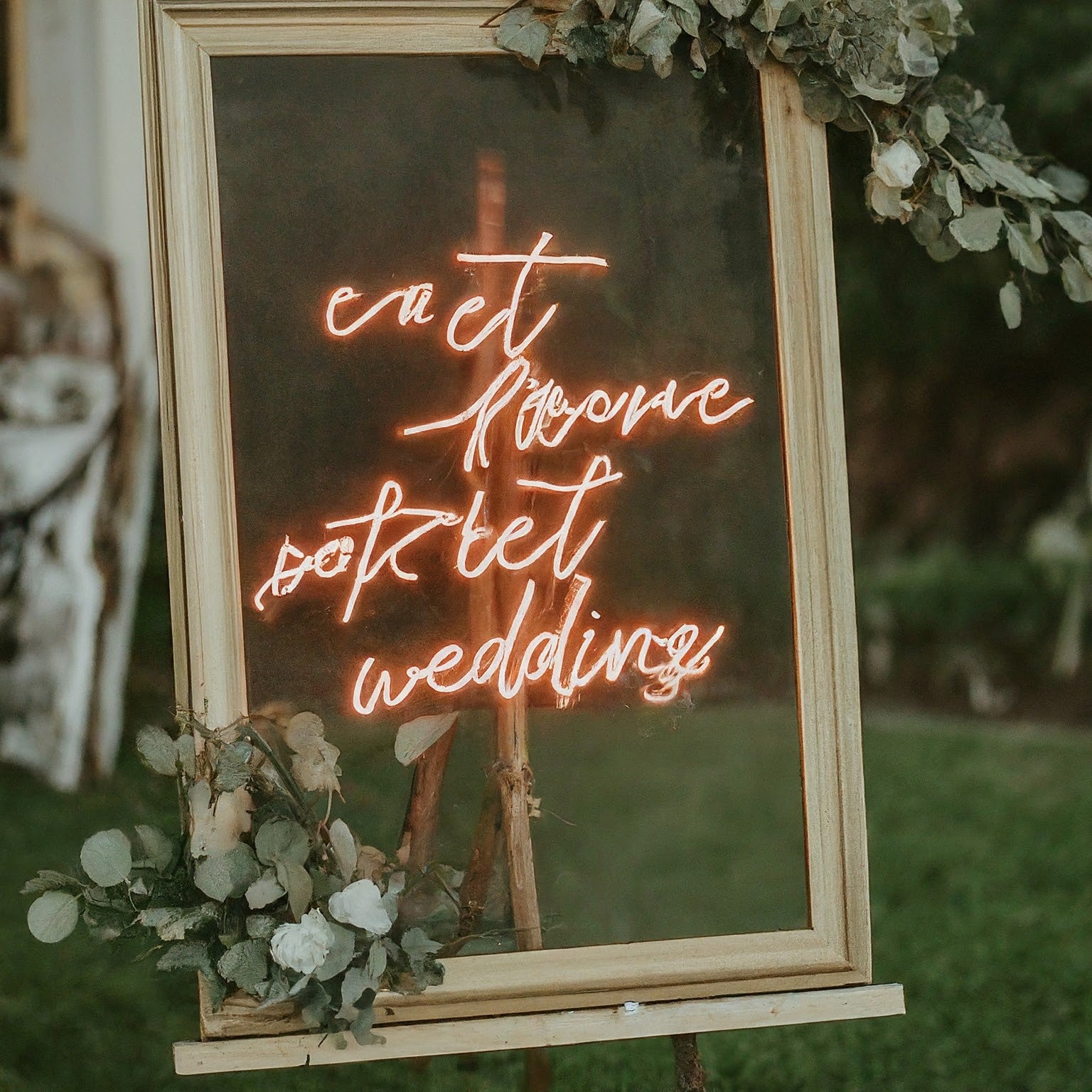 Light Up Your Love: Learn How to Use Neon Signs for Weddings – Best Buy ...