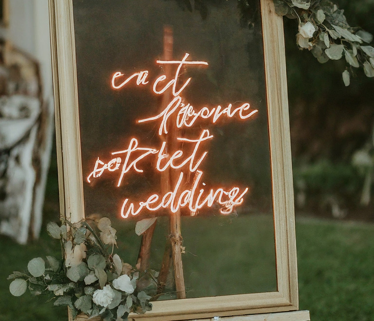 Light Up Your Love: Learn How to Use Neon Signs for Weddings – Best Buy ...